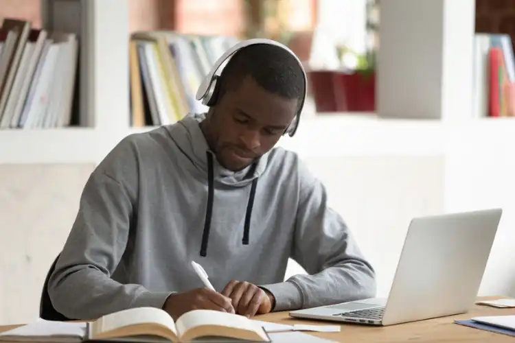 Cambly ou Open English: qual é o melhor curso de inglês online?